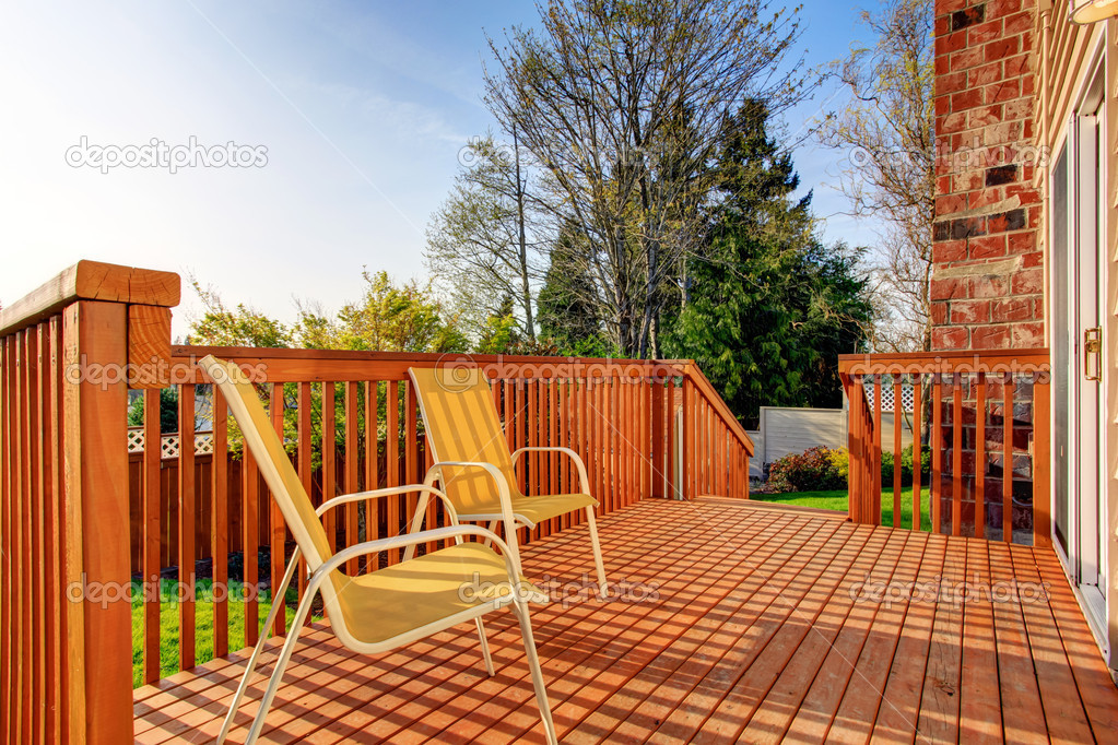 Cozy small backyard with wooden walkout deck — Stock Photo © iriana88w ...