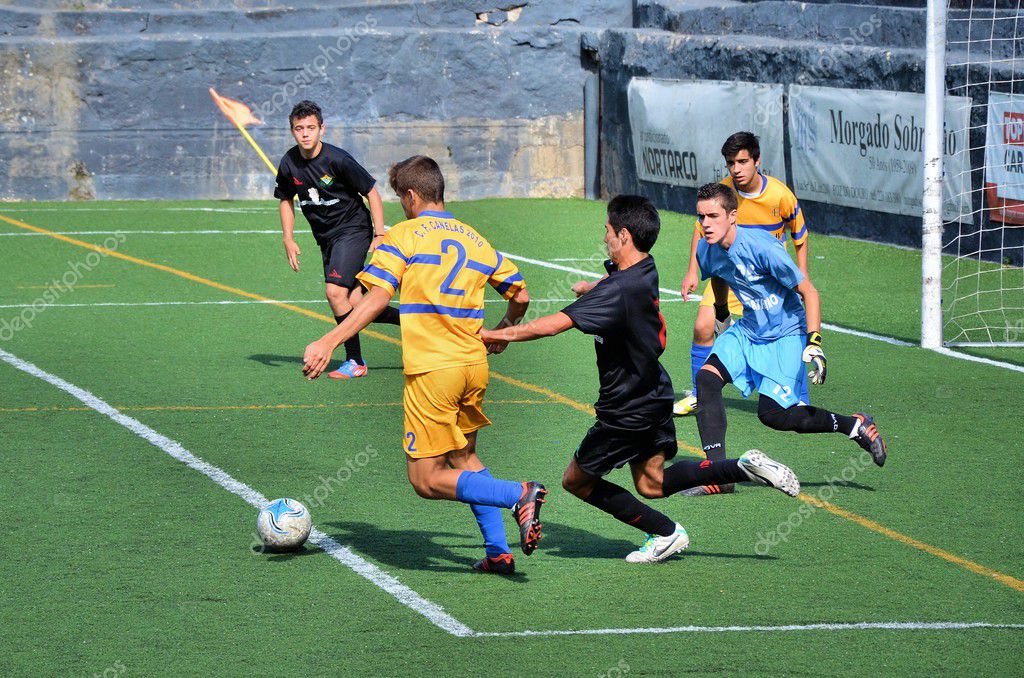 Soccer game — Stock Editorial Photo © jorgefelix #34577567