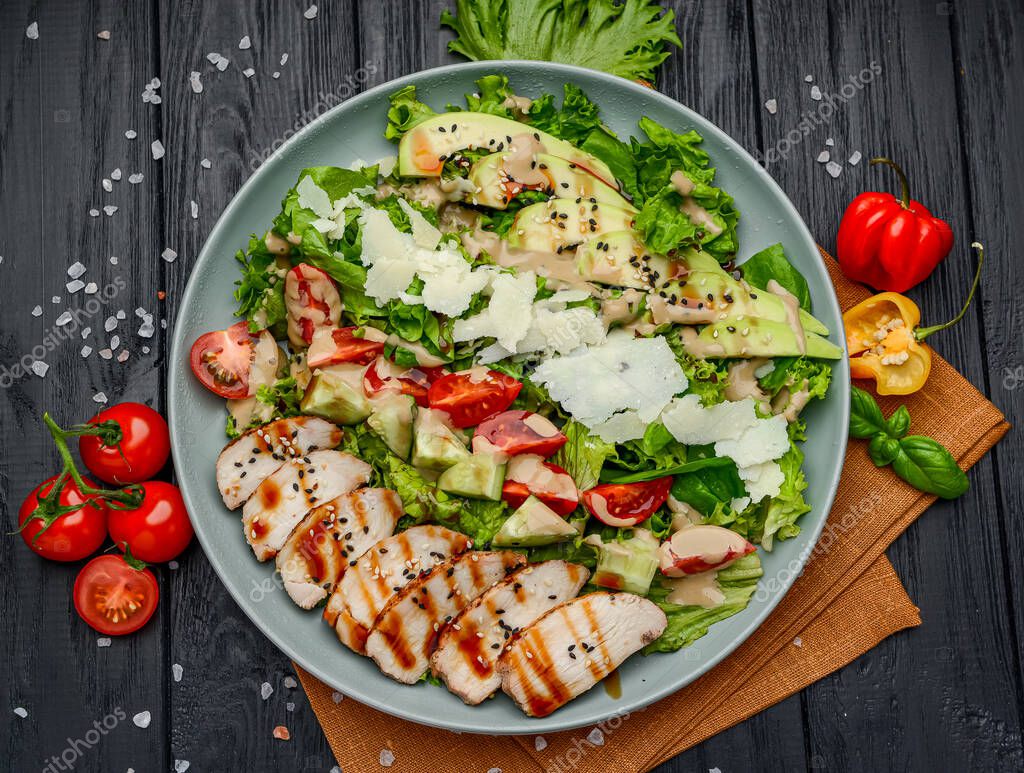 Tazón de almuerzo Caprese con pollo a la parrilla y aguacate. Servir en ...