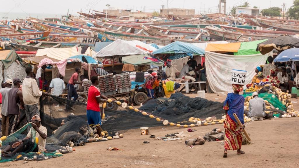 Marché aux poissons Mbour — Photo éditoriale © derejeb #50717785
