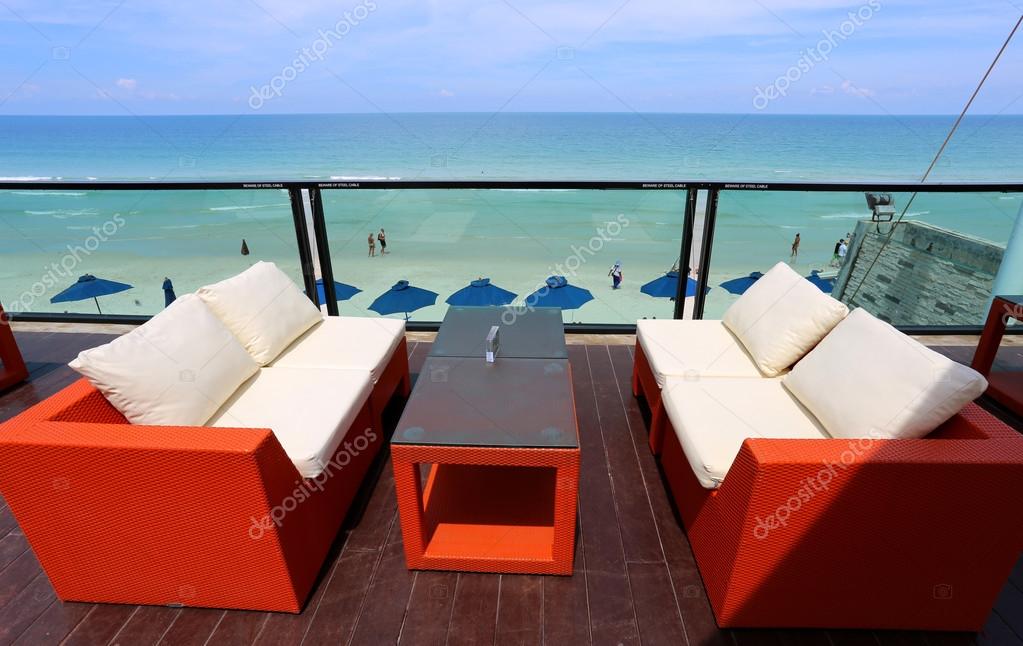 sofás en el café en la playa 2023