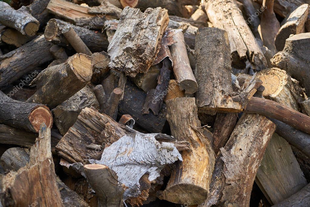 Madera picada, una gran pila de leña en el prado. Los árboles han sido ...