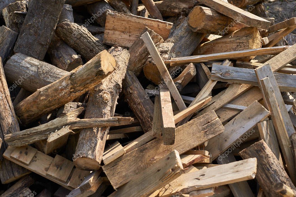 Madera picada, una gran pila de leña en el prado. Los árboles han sido ...