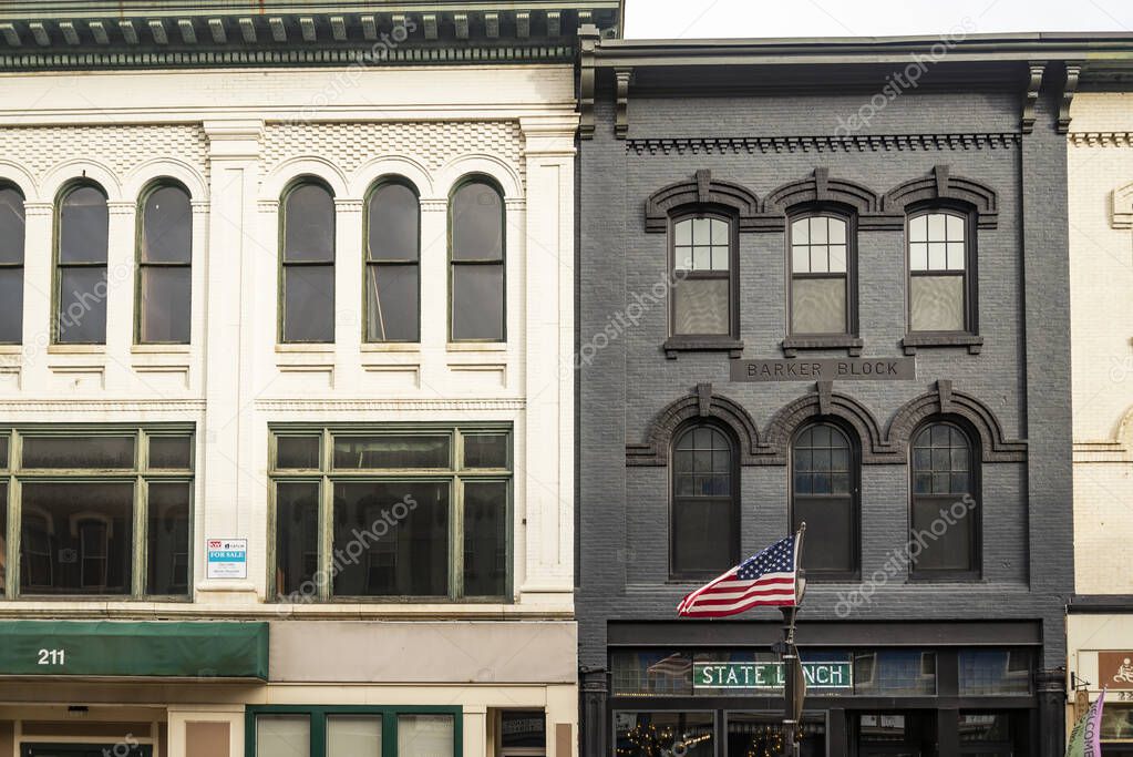 Frentes de tiendas de colores brillantes y edificios en la histórica ...