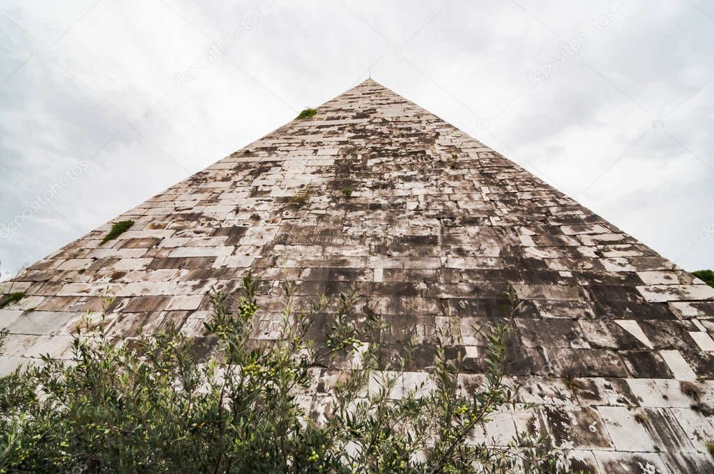 La Pirámide de Cestio Piramide di Caio Cestio o Piramide Cestia Vista ...