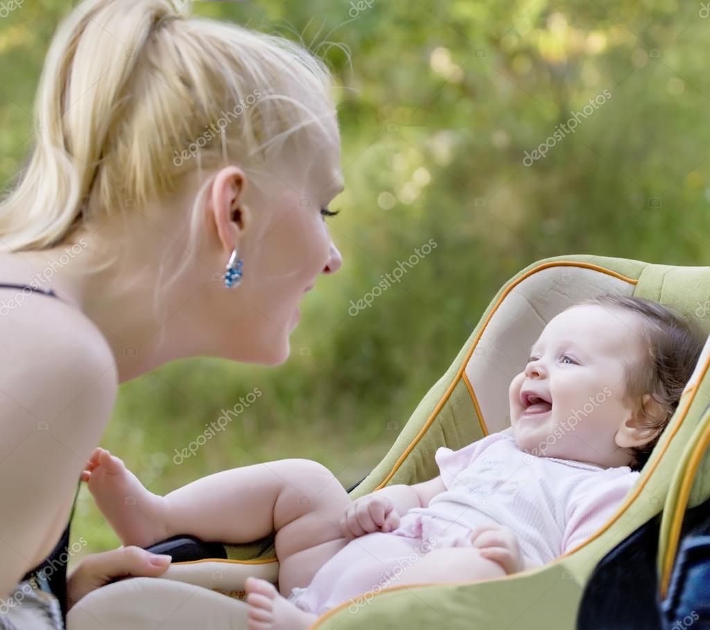 Diálogo de mamá bebé — Foto de stock © NikolajT #50360909