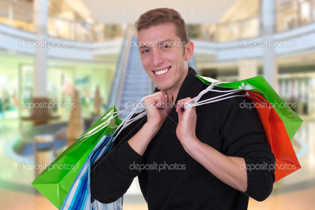 sonriente a joven compras o comprando en una tienda — Fotos de Stock ...