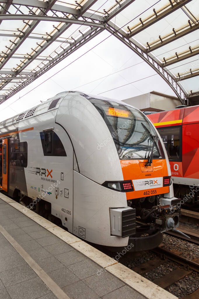 Colonia, Alemania - 3 de agosto de 2021 Rhein Ruhr Xpress RRX train Siemens Desiro HC type at ...