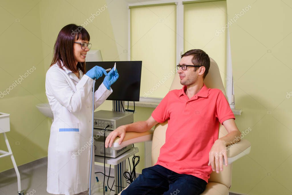 El otorrinolaringólogo se está preparando para el procedimiento de ...