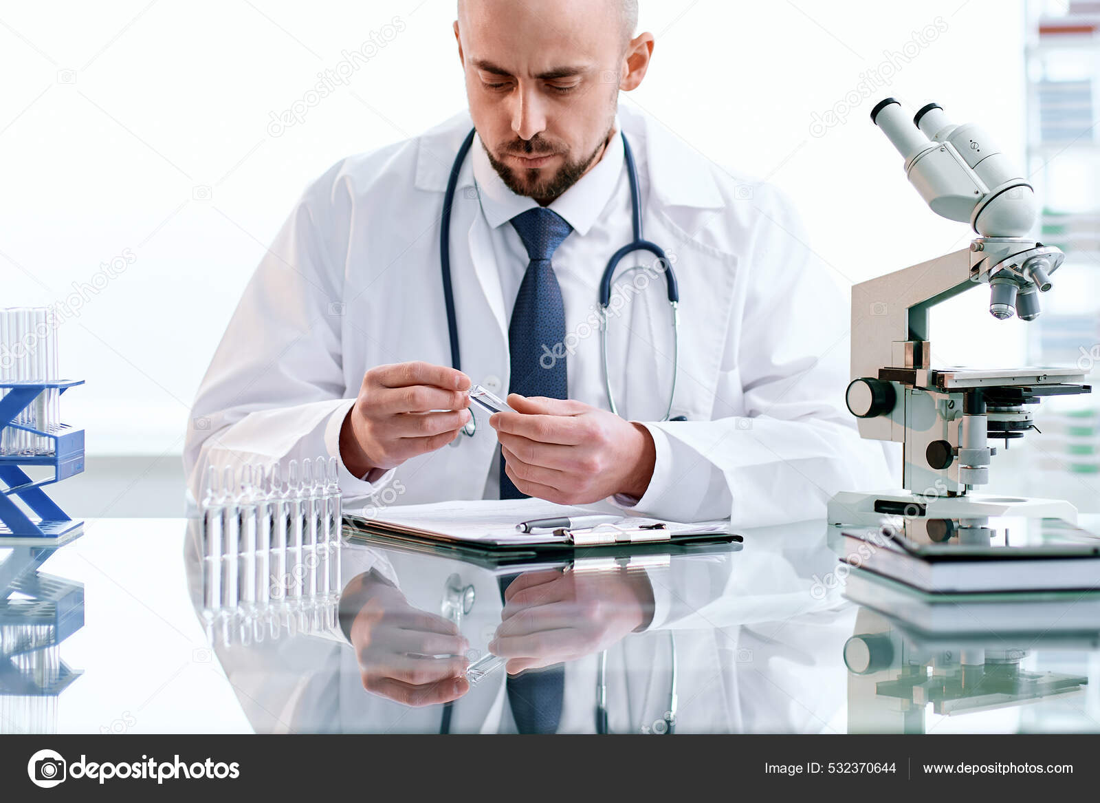 Scientist conducts research in a clinical laboratory. — Stock Photo ...