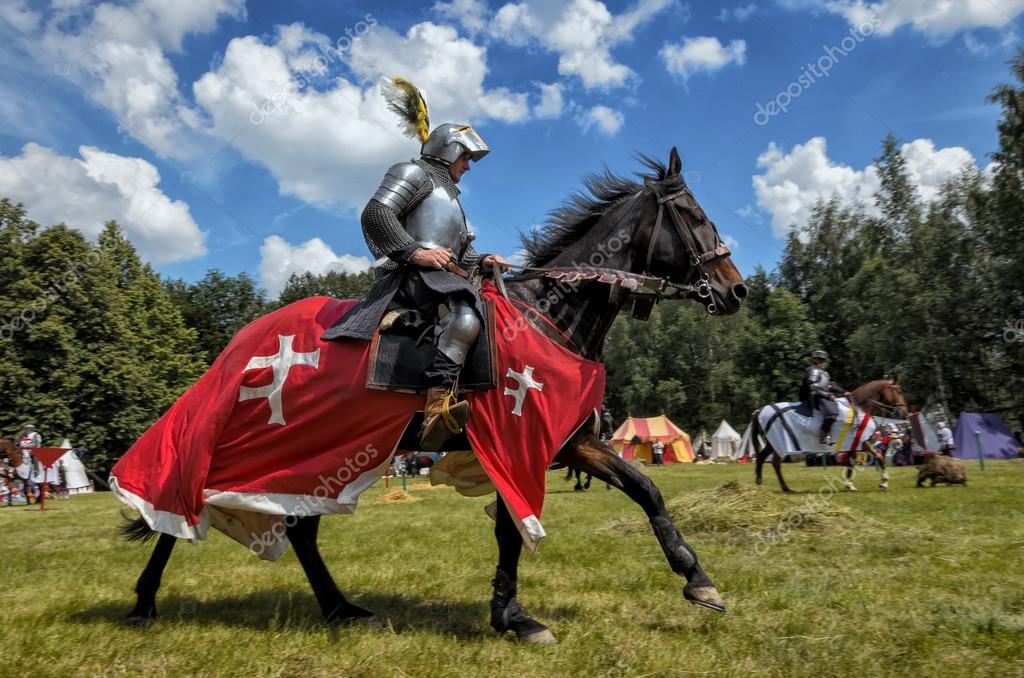 Chorzów, Polska, 9 czerwca: średniowieczny rycerz na koniu podczas iv ...