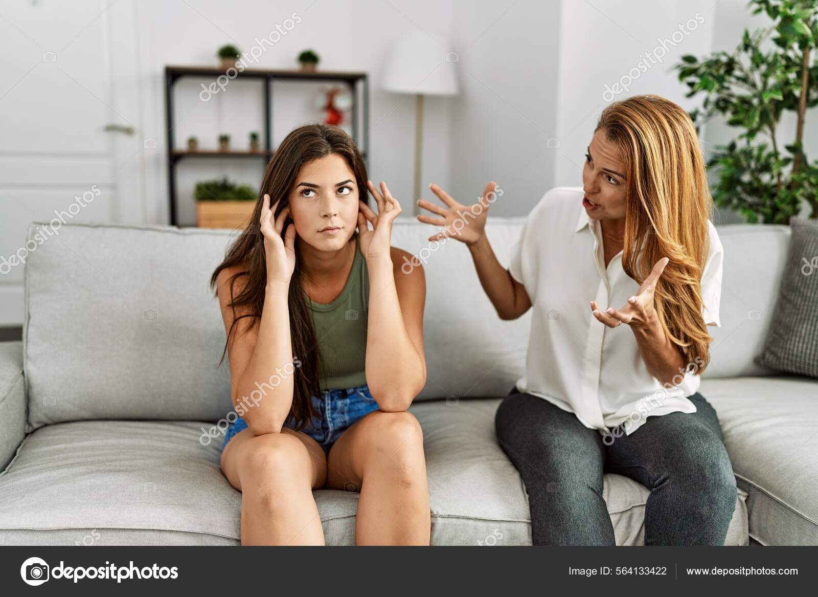 Mor Och Dotter Olyckliga Gräla Sitter Soffan Hemma — Stockfotografi