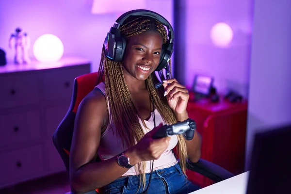 Mujer Afroamericana Streamer Hizo Hincapié Uso Ordenador Sala Juegos ...