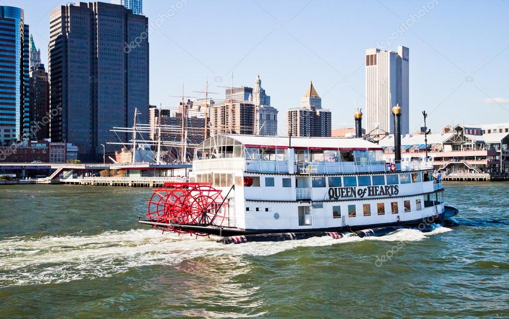 NEW YORK CITY, USA - Paddle Wheel Queen of Hearts steamboat – Stock ...