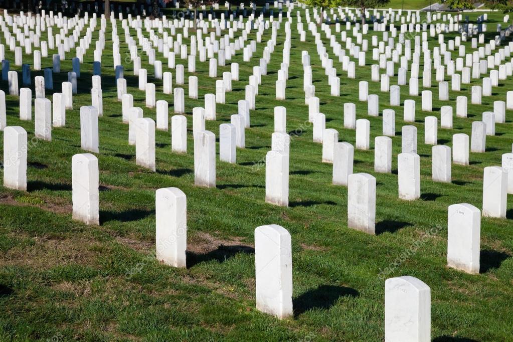 WASHINGTON DC - OCT 16: Filas y columnas de las tumbas de soldados ...