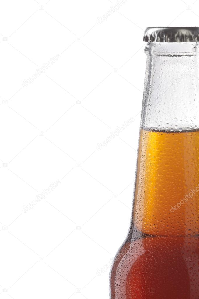 Bebida alcohólica botella de soda con gotas de agua 2024