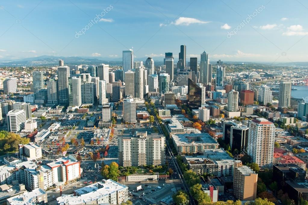 Seattle downtown skyline with view of Mt.Rainier in distance Stock ...
