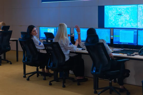 Grupo de operadores de centros de datos de seguridad (administradores) que trabajan en un grupo ...