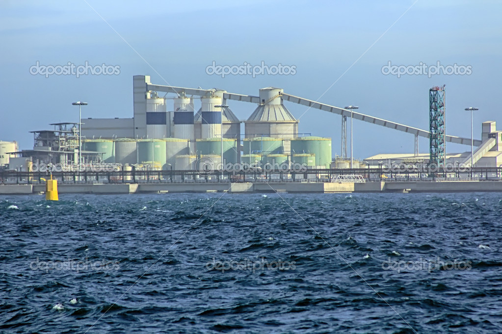 puerto de una refinería con yacimientos de petróleo 2023