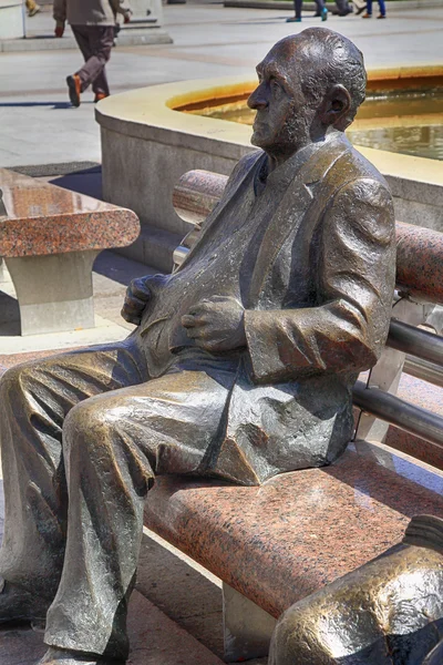 bronze statue of man sitting on a park bench — Stock Photo © James633 ...