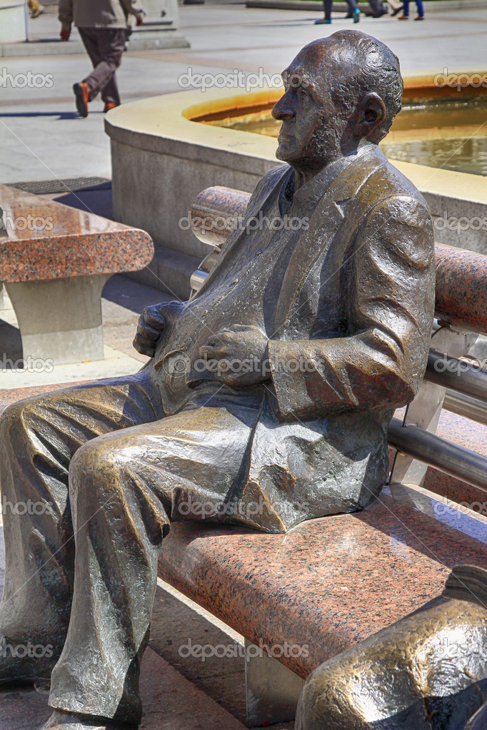 Bronze statue of man sitting on a park bench — Stock Photo © James633 ...