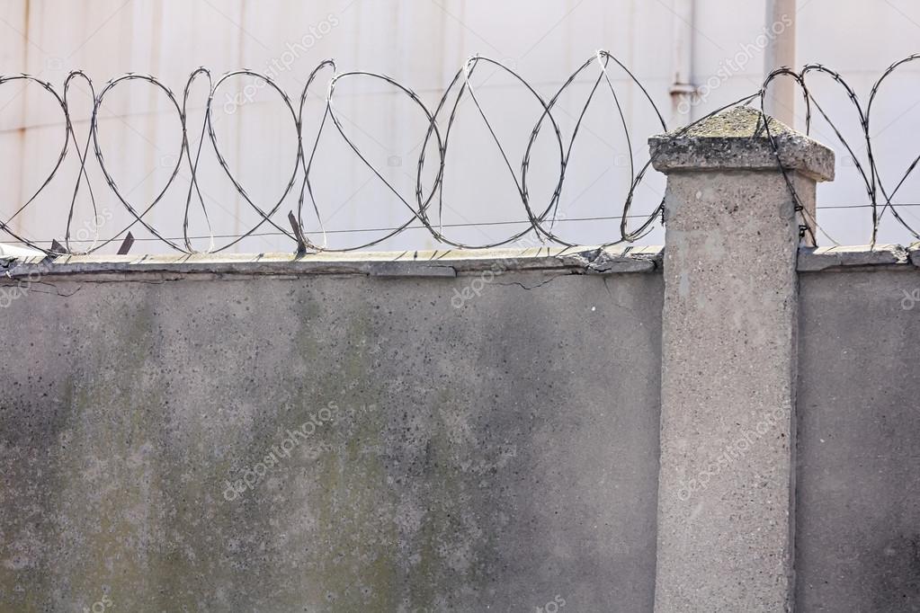 Concrete walls with barbed wire for above — Stock Photo © James633 ...