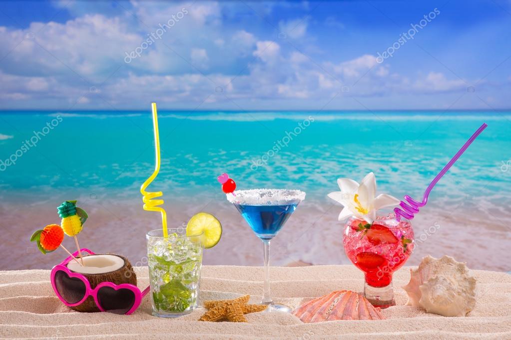 Plage cocktails tropicaux sur sable blanc mojito bleu hawaii image ...