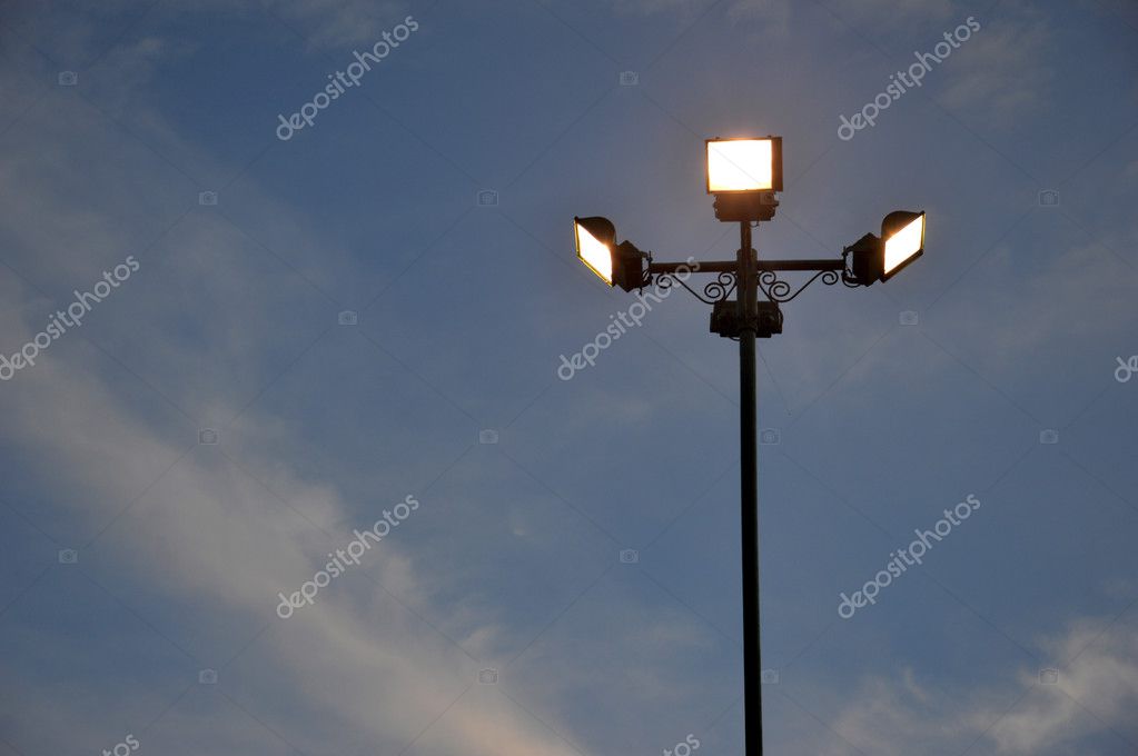 Cuatro postes de luz del parque — Foto de stock #34076101 © tempakul