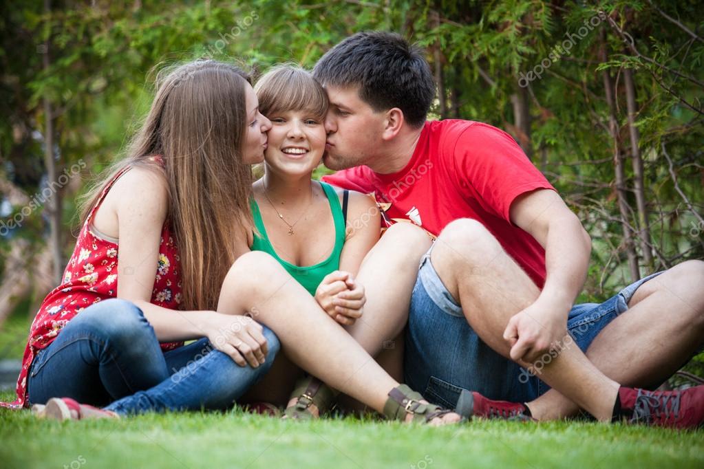 Frère Et Soeur Baiser Jeune Sœur Tout En étant Assis Sur Lherbe