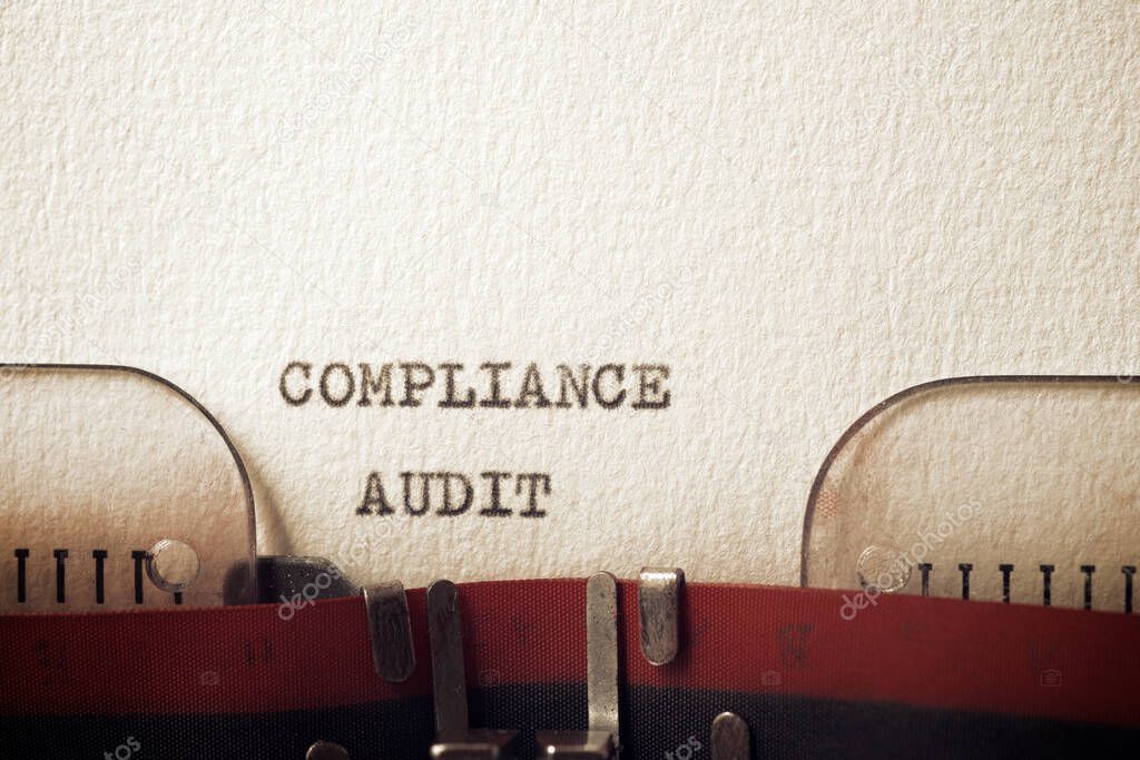 Texto de auditoría de cumplimiento escrito con una máquina de escribir ...
