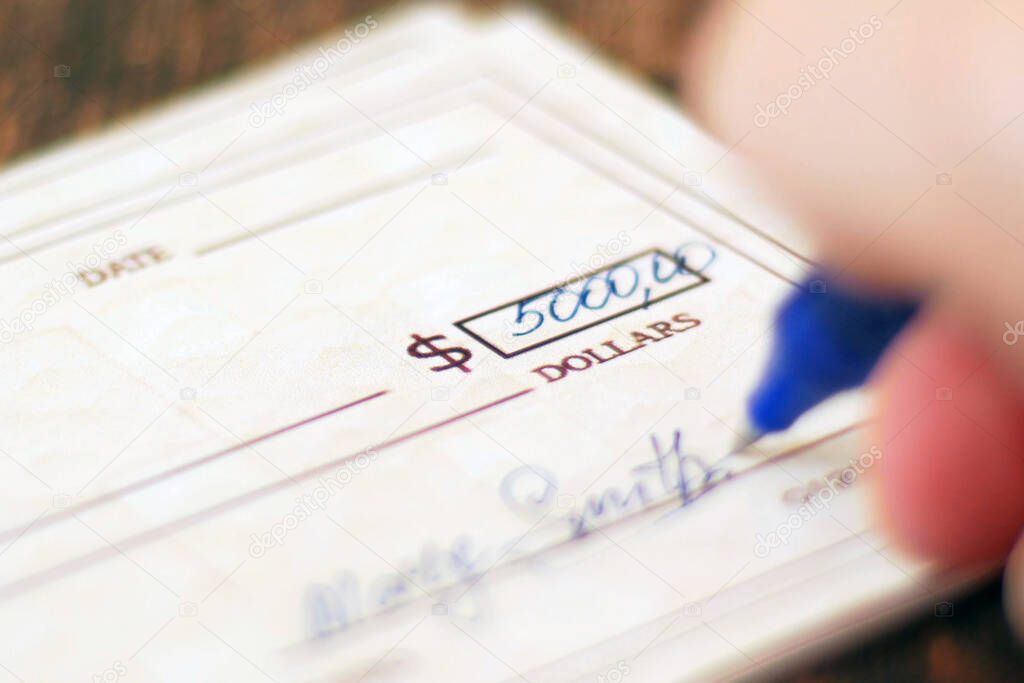 Cheque el pago financiero, cheque de pago en la mano en el fondo de la ...