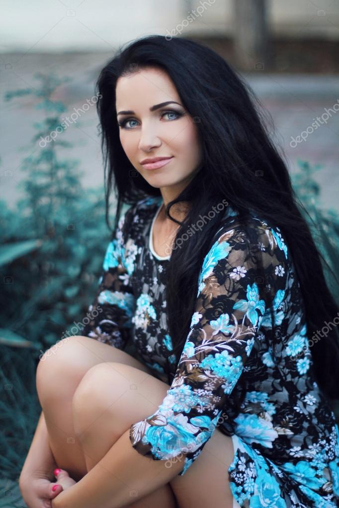 Beautiful Brunette Girl Resting Healthy Long Hair Outdoors Por