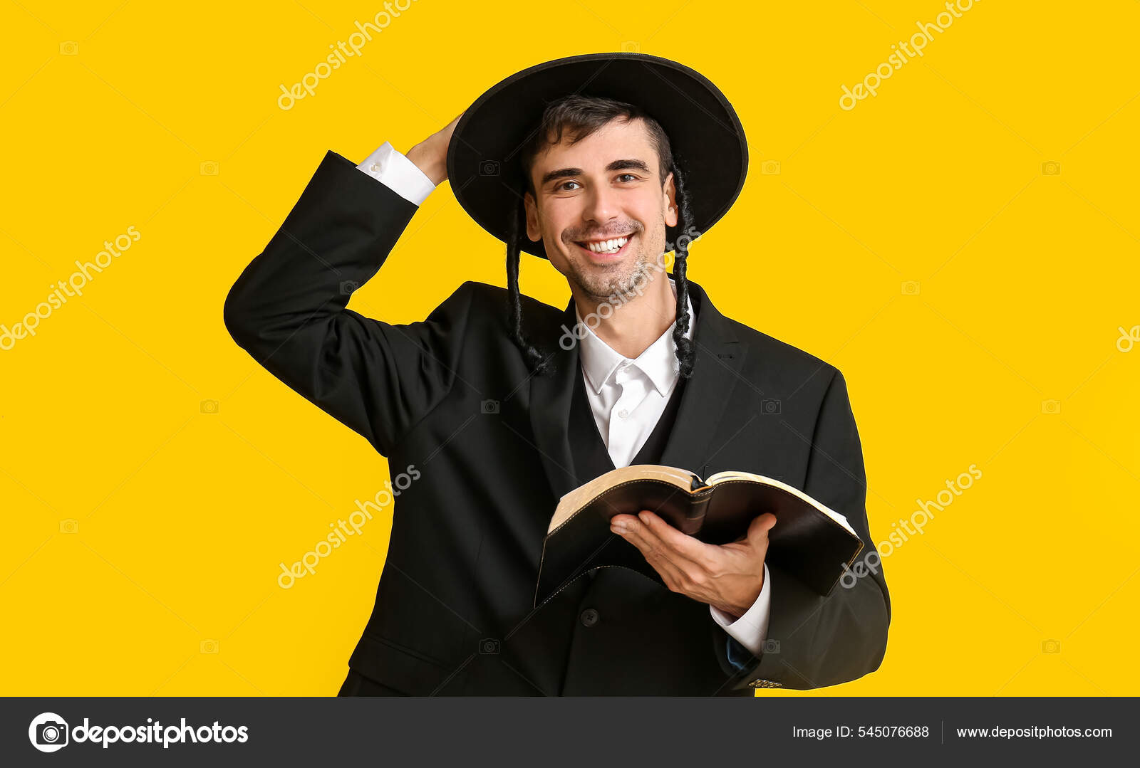 Hombre Judío Jasídico Con Torá Sobre Fondo Color Ilustración de stock ...