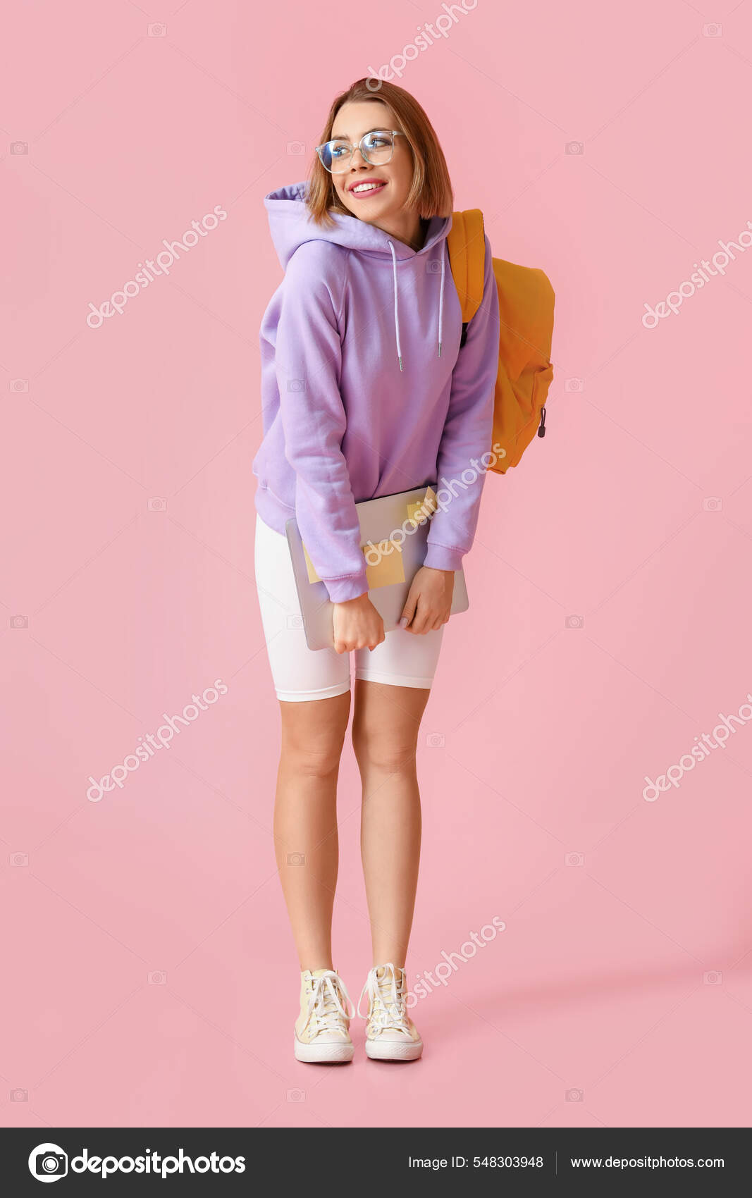 Siswa Perempuan Dengan Laptop Latar Belakang Merah Muda — Foto Stok ...