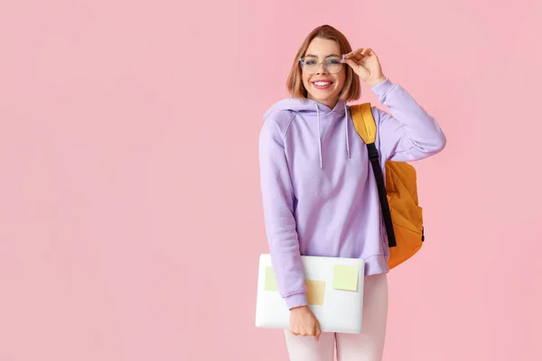 Siswa Perempuan Dengan Laptop Latar Belakang Merah Muda — Foto Stok ...