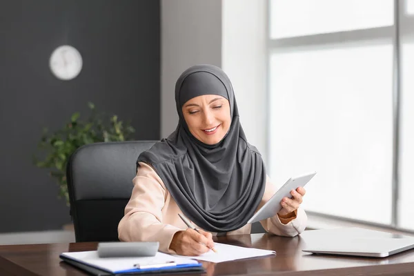 Arabic business women Stock Photos, Royalty Free Arabic business women ...