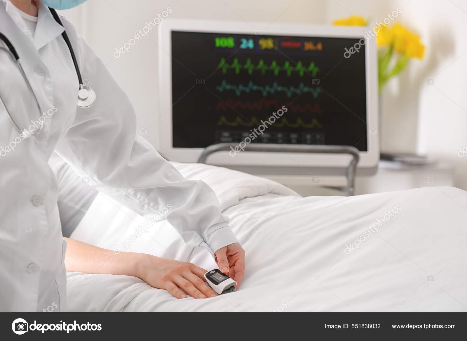Doctor Measuring Oxygen Saturation Level Patient's Blood Clinic Stock ...