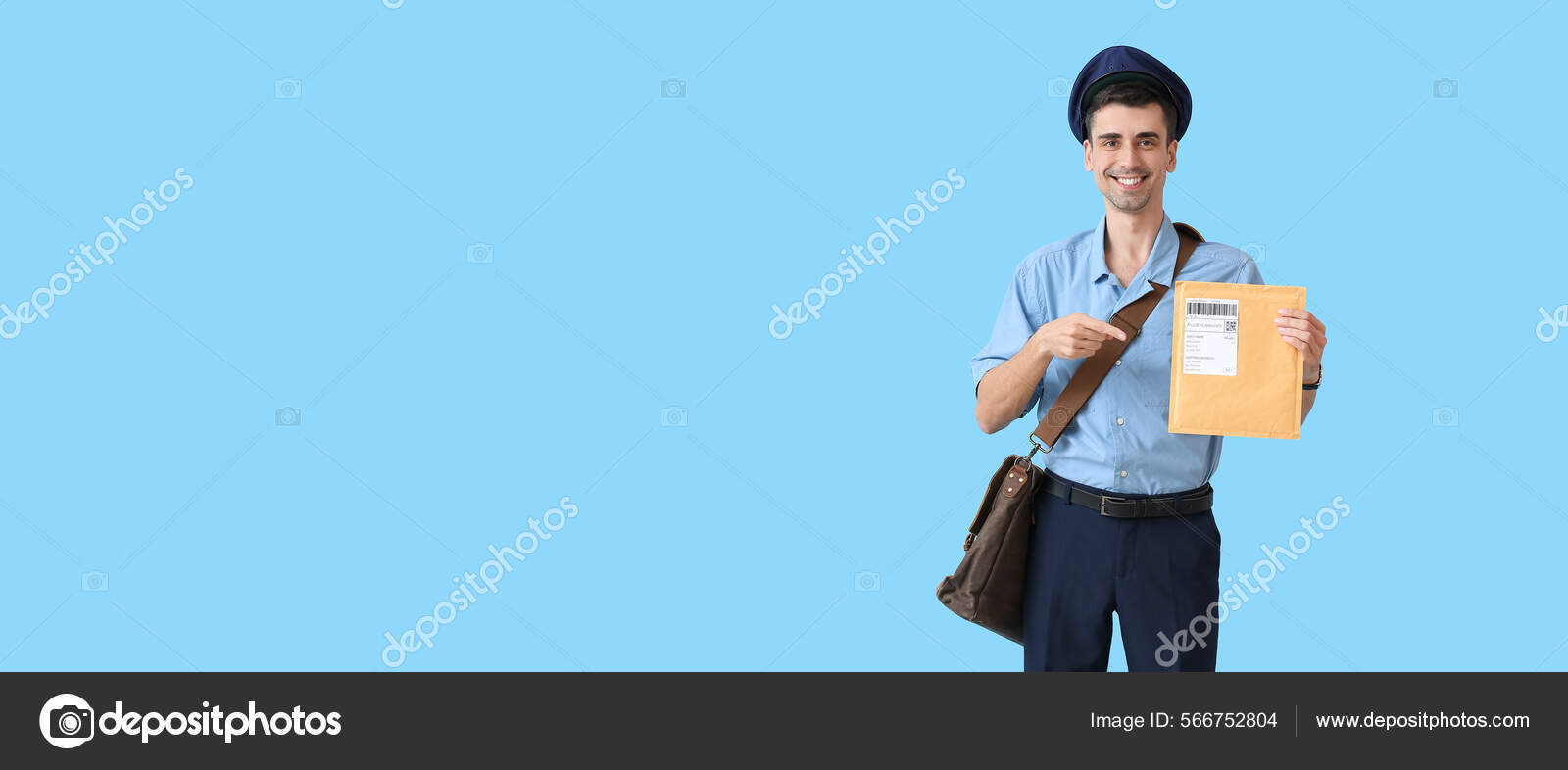 Hermoso Joven Cartero Sobre Fondo Azul Claro Con Espacio Para — Foto de ...