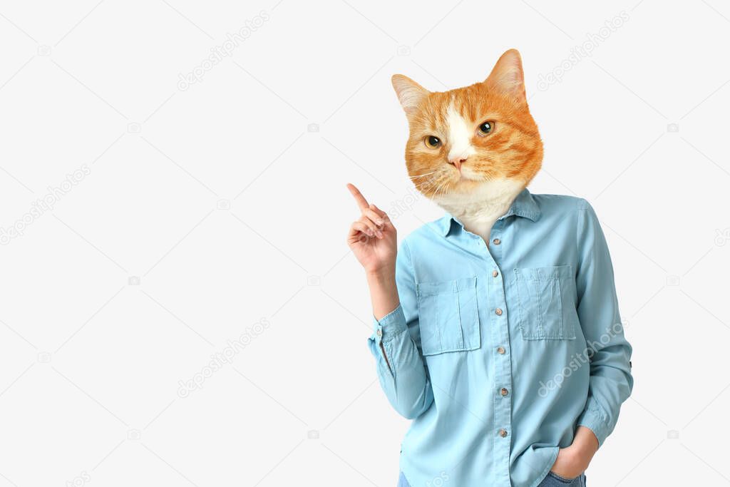 Lindo gato con cuerpo humano apuntando a algo sobre fondo blanco 2023