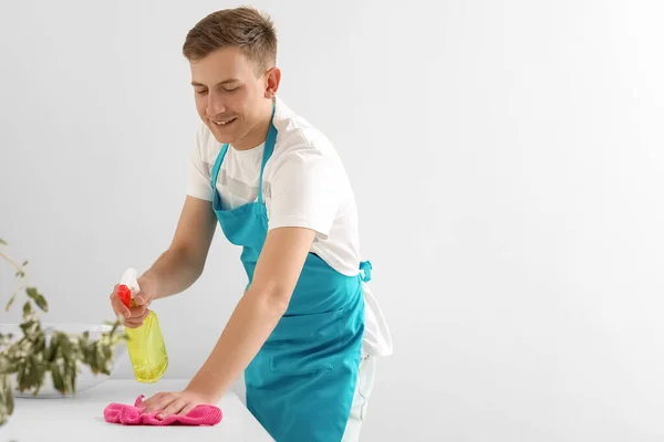 Personas limpiando fotos de stock, imágenes de Personas limpiando sin ...