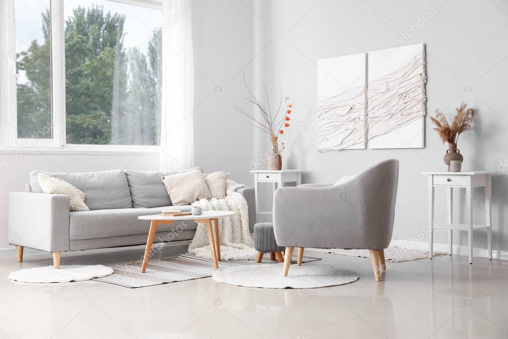 Interior de la moderna sala de estar con sof , sill n y obras de arte textil 3D 2024