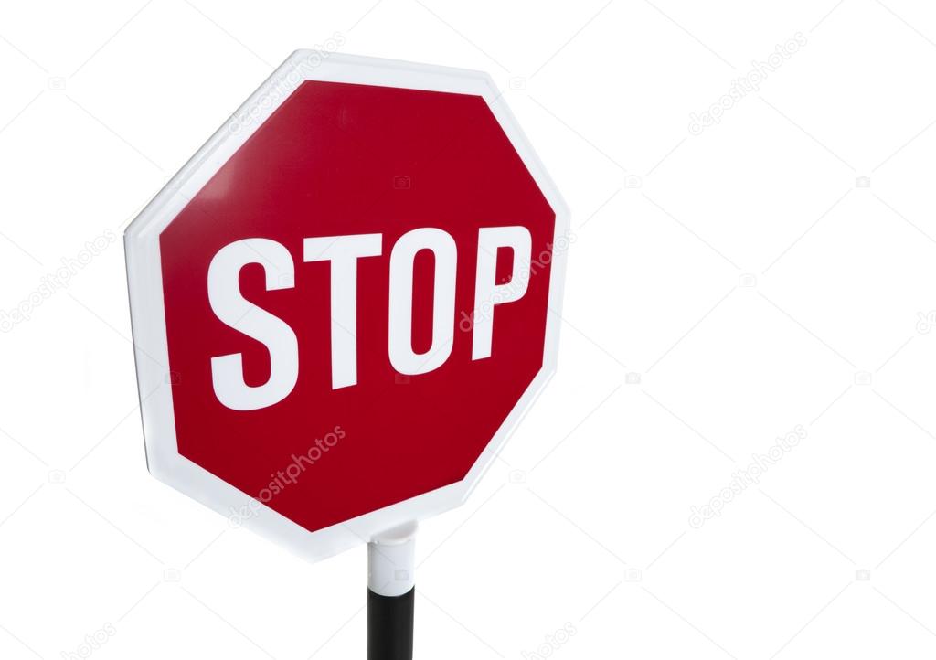 Un cartel rojo de "stop" sobre un fondo blanco 2023