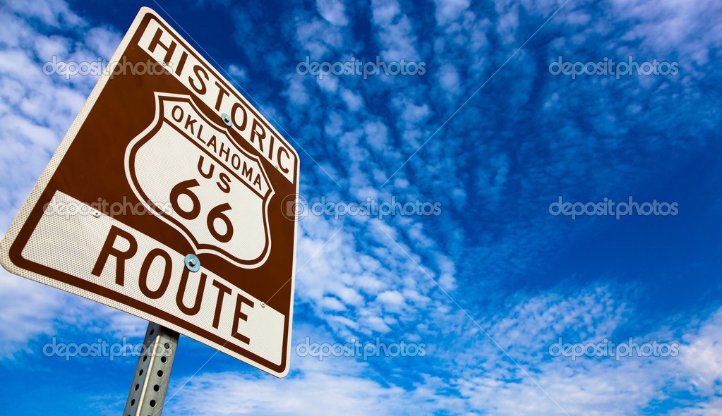 Señal histórica de la ruta 66 en un cielo azul 2023