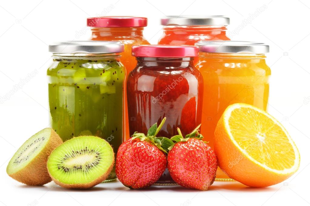 Composição com frascos de compotas de frutas em branco. conservas de ...