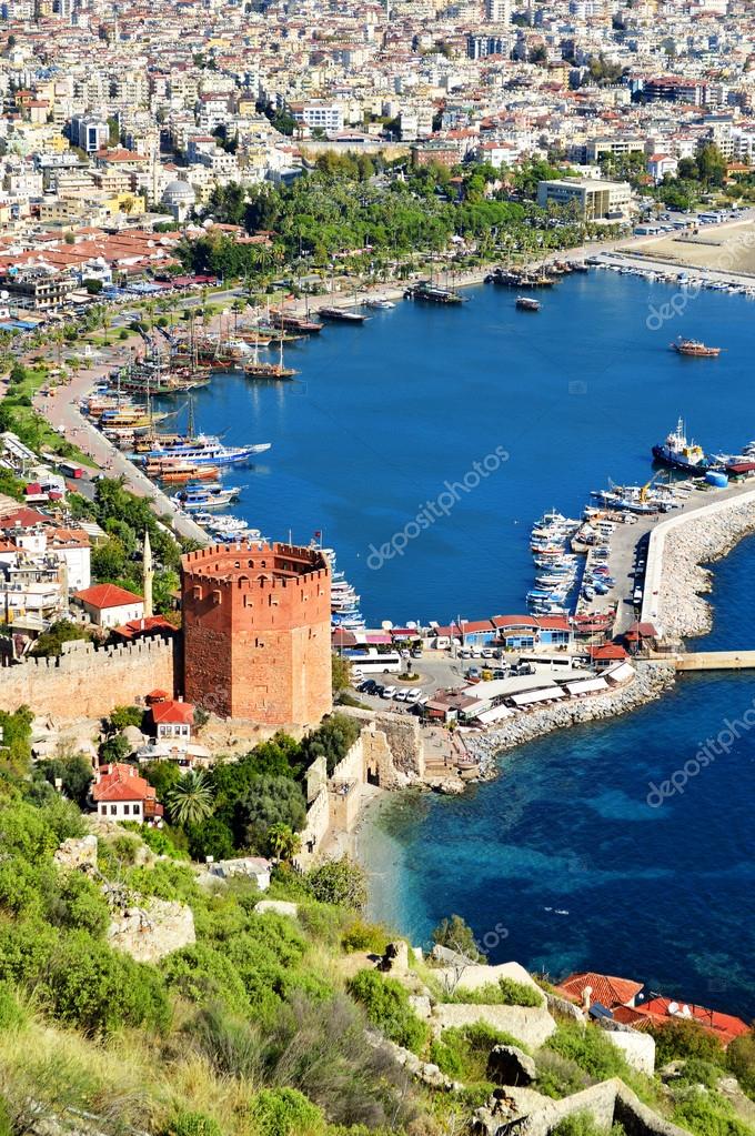 Vista del puerto de Alanya desde la península de Alanya. Riviera turca ...