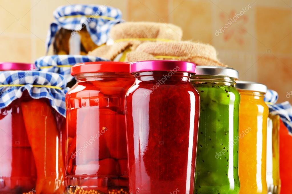 Frascos de comida marinada. Legumbres y mermeladas en vinagre 2023