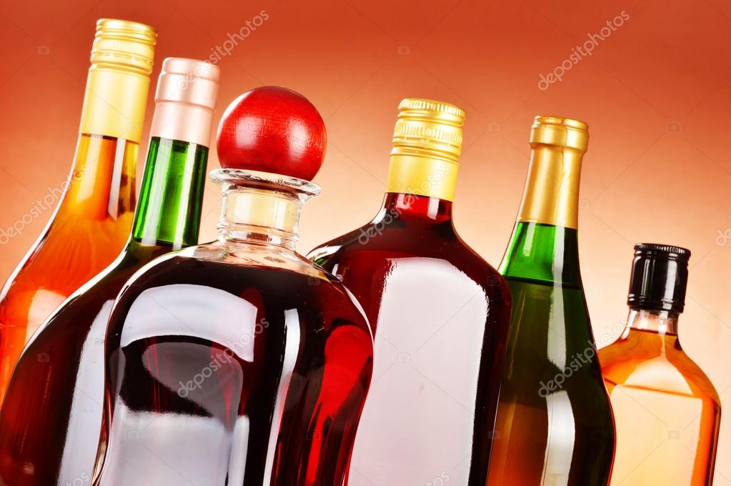 Botellas de bebidas alcohólicas variadas, incluidas cerveza y vino 2022