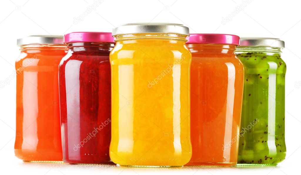 Frascos de mermeladas afrutadas aisladas sobre fondo blanco 2024