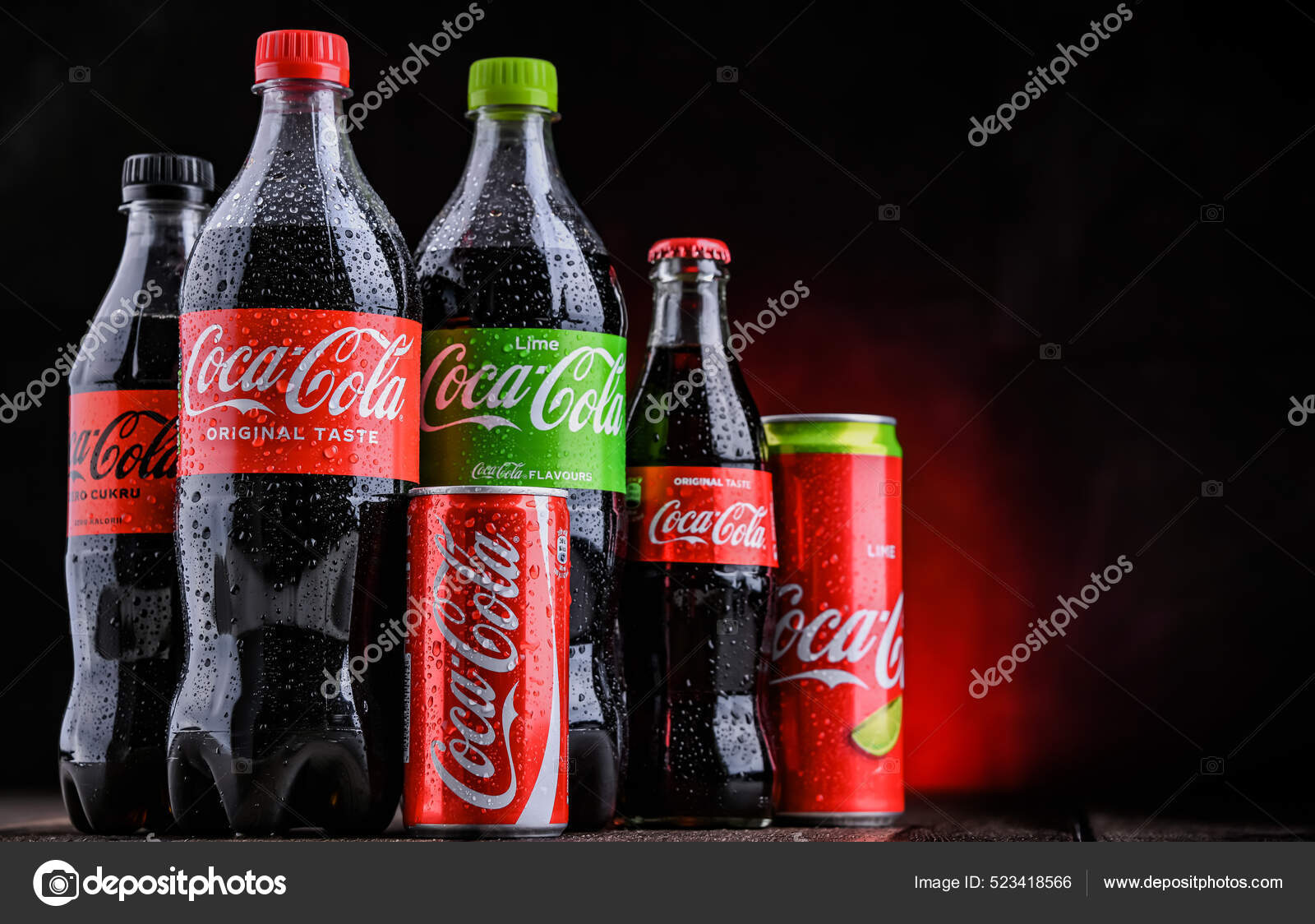 Poznan Pol Oct 2021 Botellas Latas Coca Cola Refresco Carbonatado — Foto editorial de stock ...