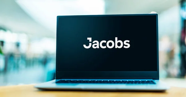 POZNAN, POL - 1 de mayo de 2021: Computadora portátil que muestra el ...